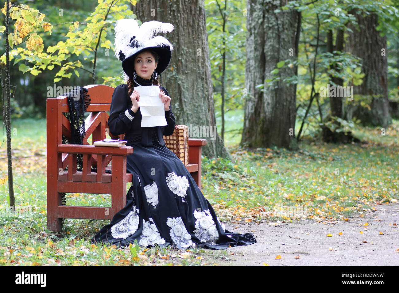 Vintage lady in big hat hi-res stock photography and images - Alamy