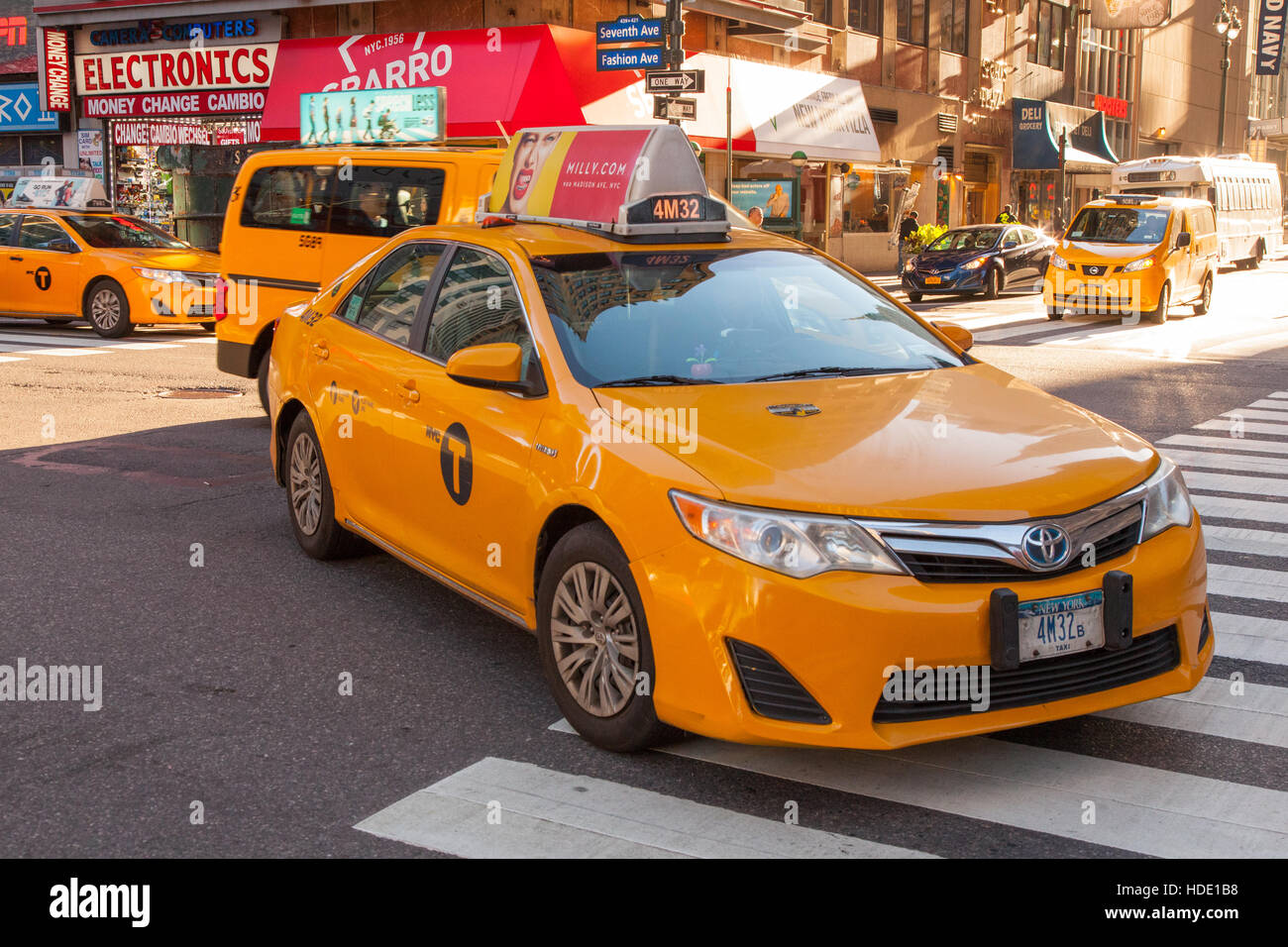 Yellow new york taxi hi-res stock photography and images - Alamy