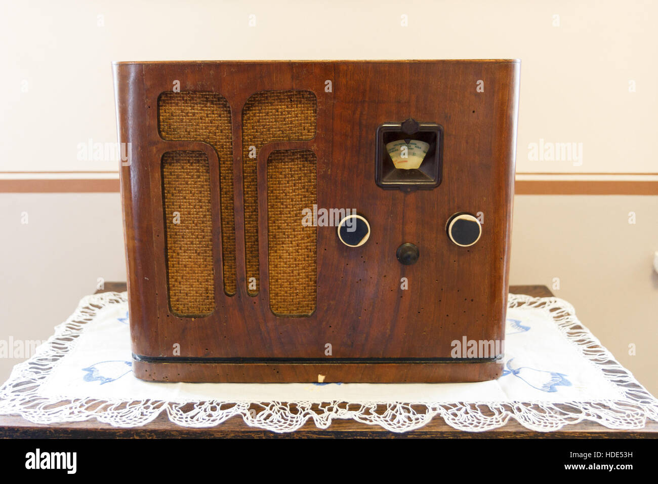 Antique table radio hi-res stock photography and images - Alamy