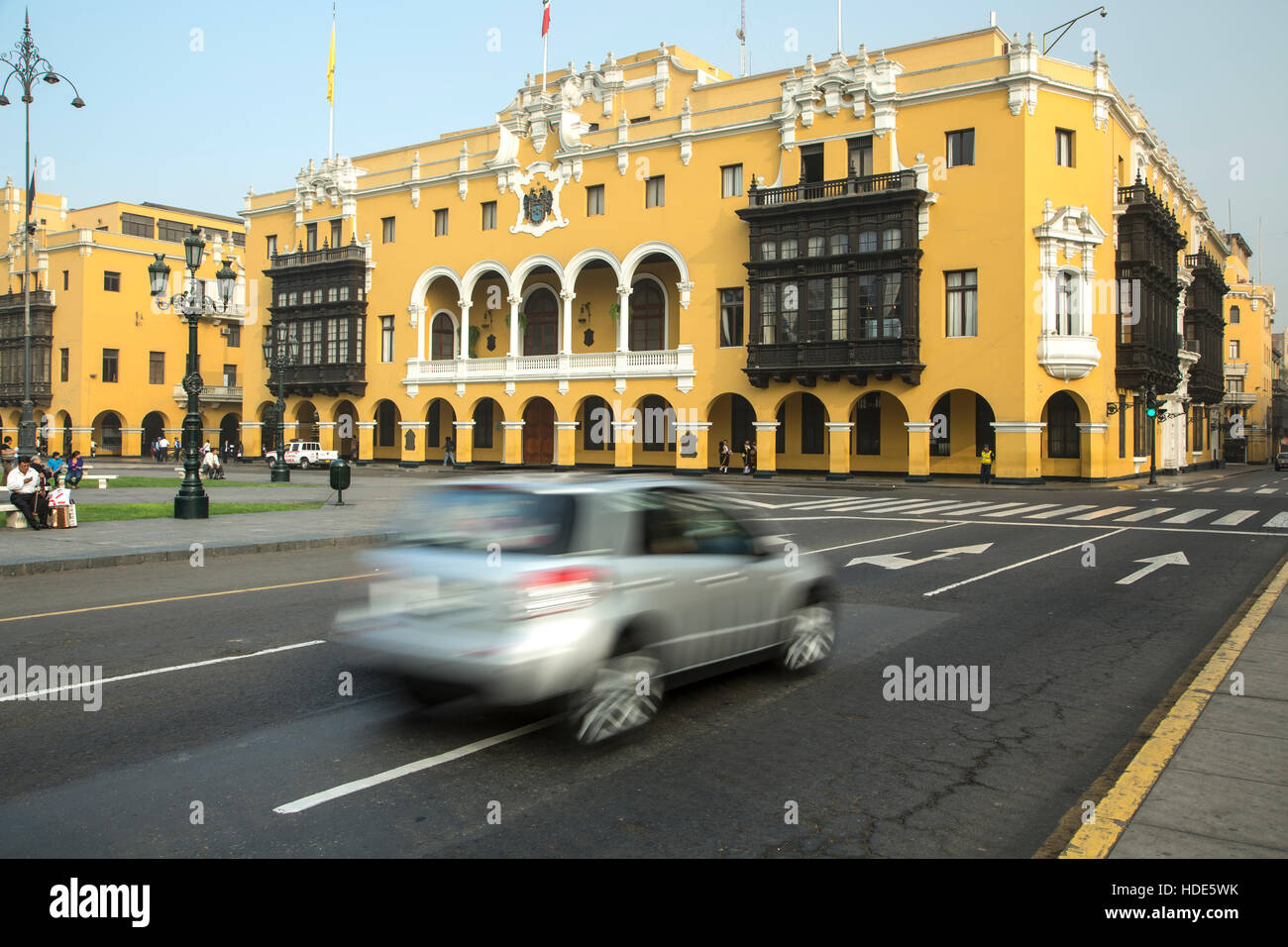 Traffic and Ayuntamiento de Lima (Municipal Building), Plaza de Armas ...