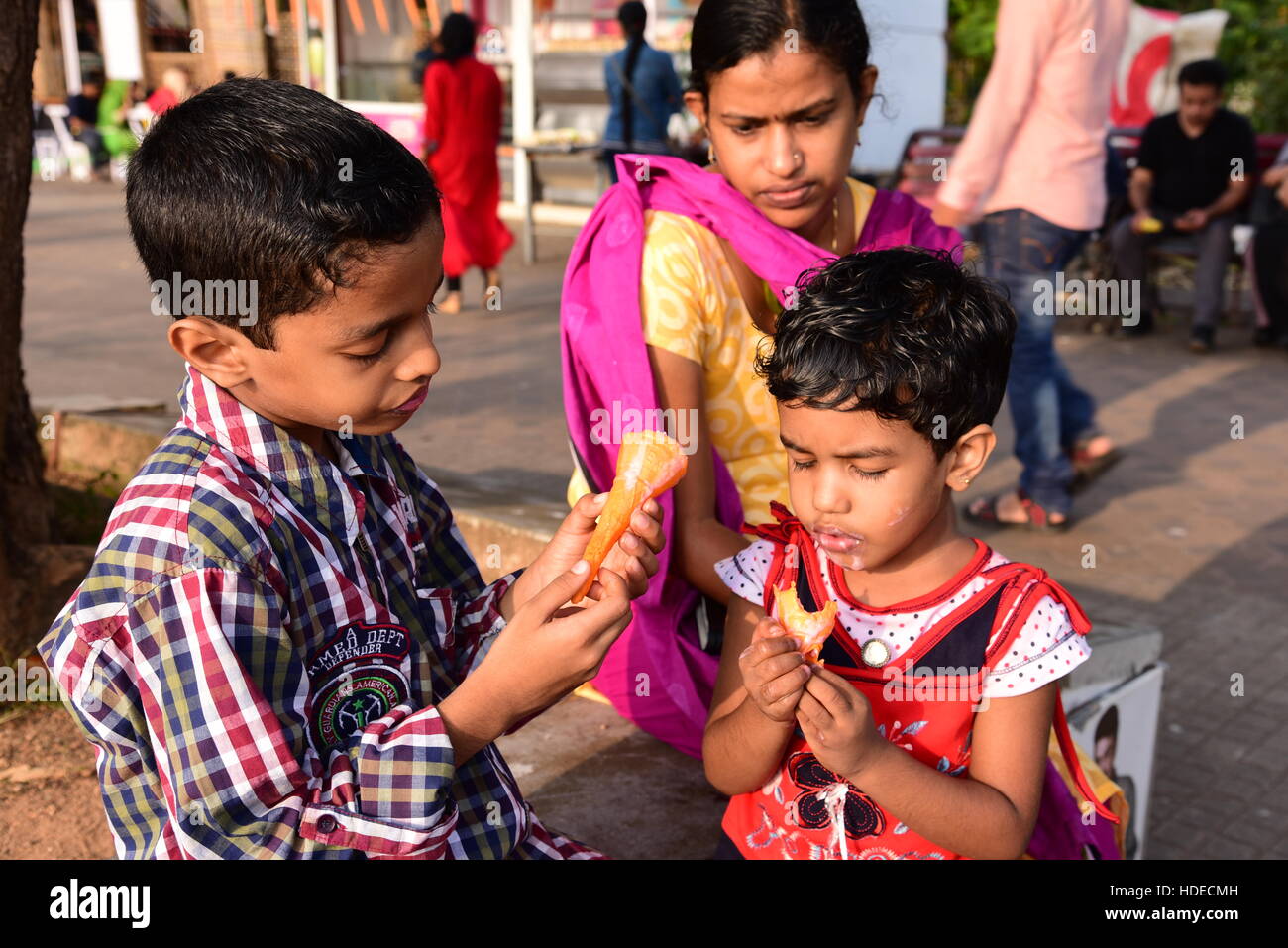 Family park ice cream hi-res stock photography and images - Alamy