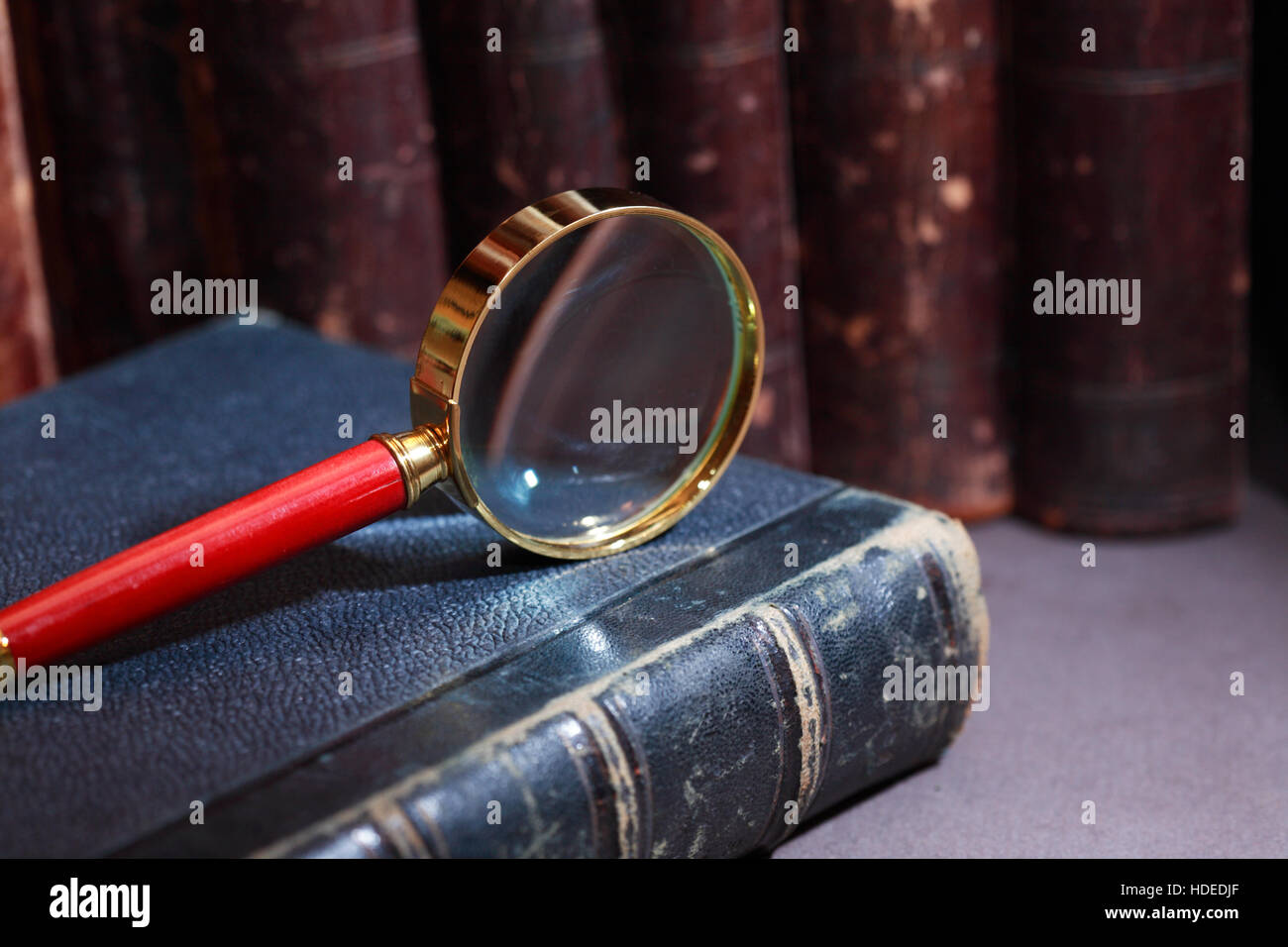 Magnifying glass old book hi-res stock photography and images - Alamy