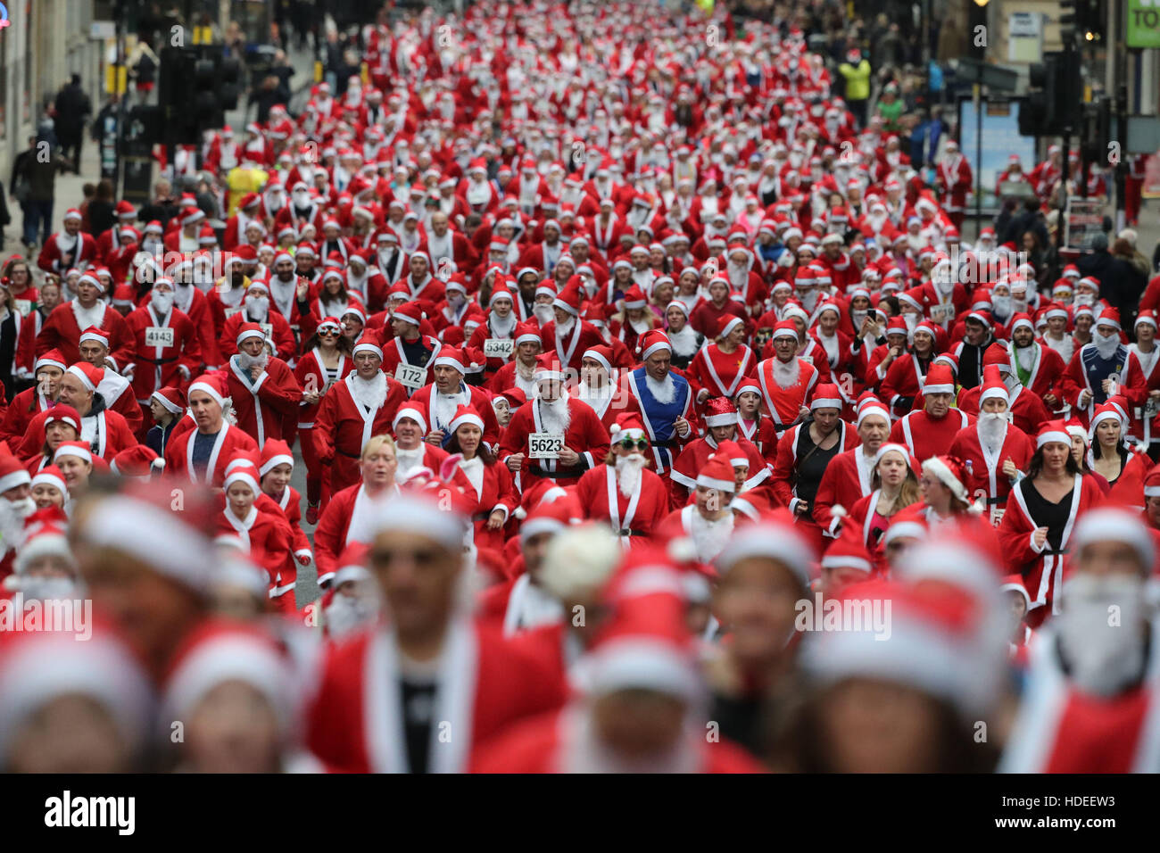 Thousands of runners in Santa costumes take part in the Glasgow Santa ...
