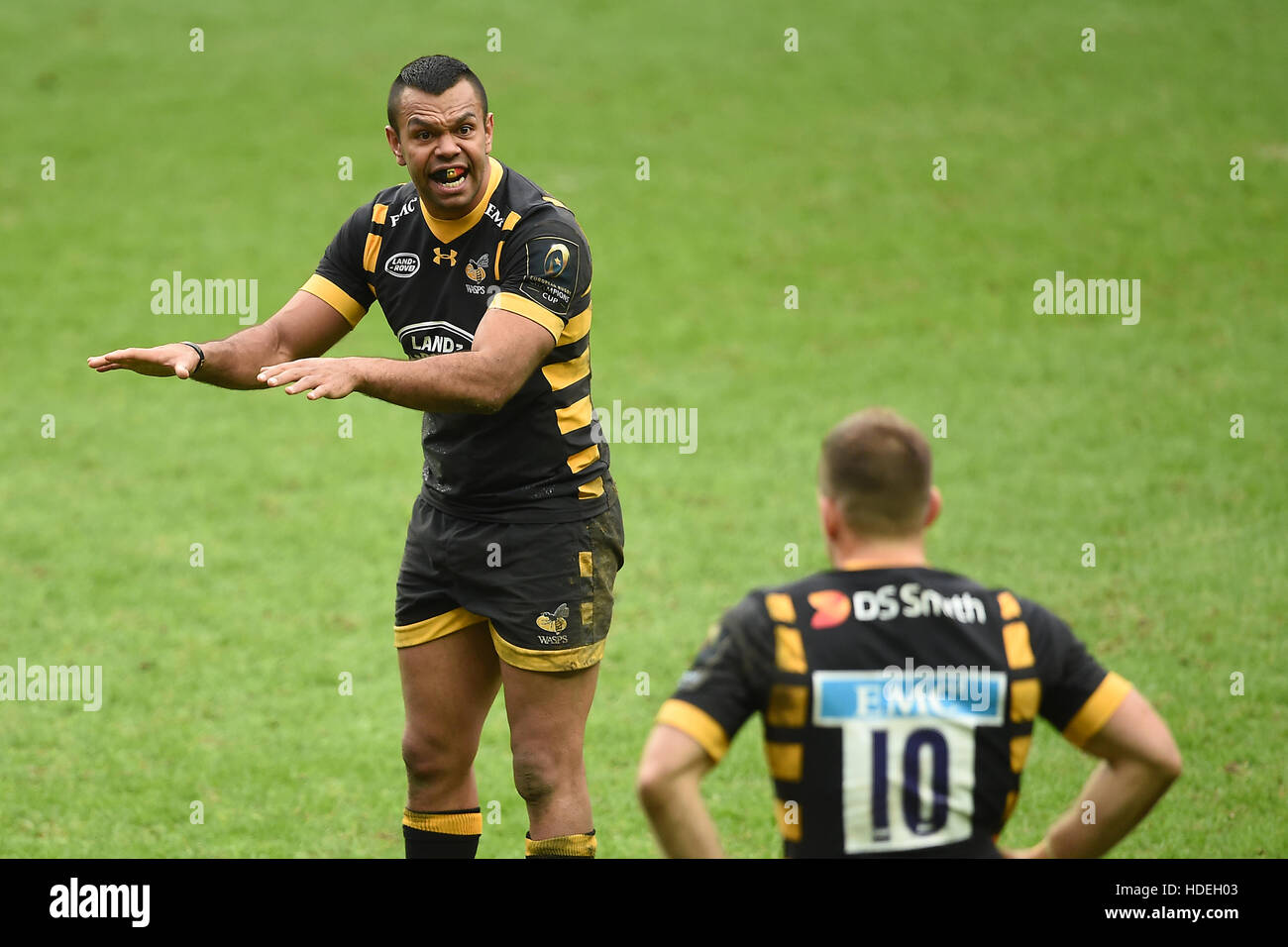 Wasps' Kurtley Beale (left) gives instructions to Jimmy Gopperth during ...