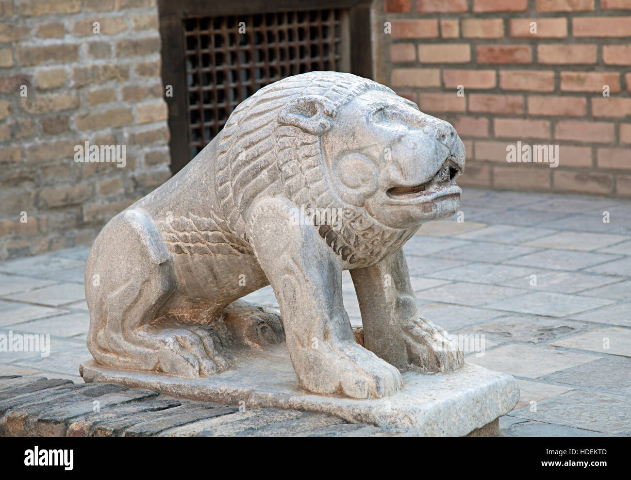 Lion statue royal palace hi-res stock photography and images - Alamy