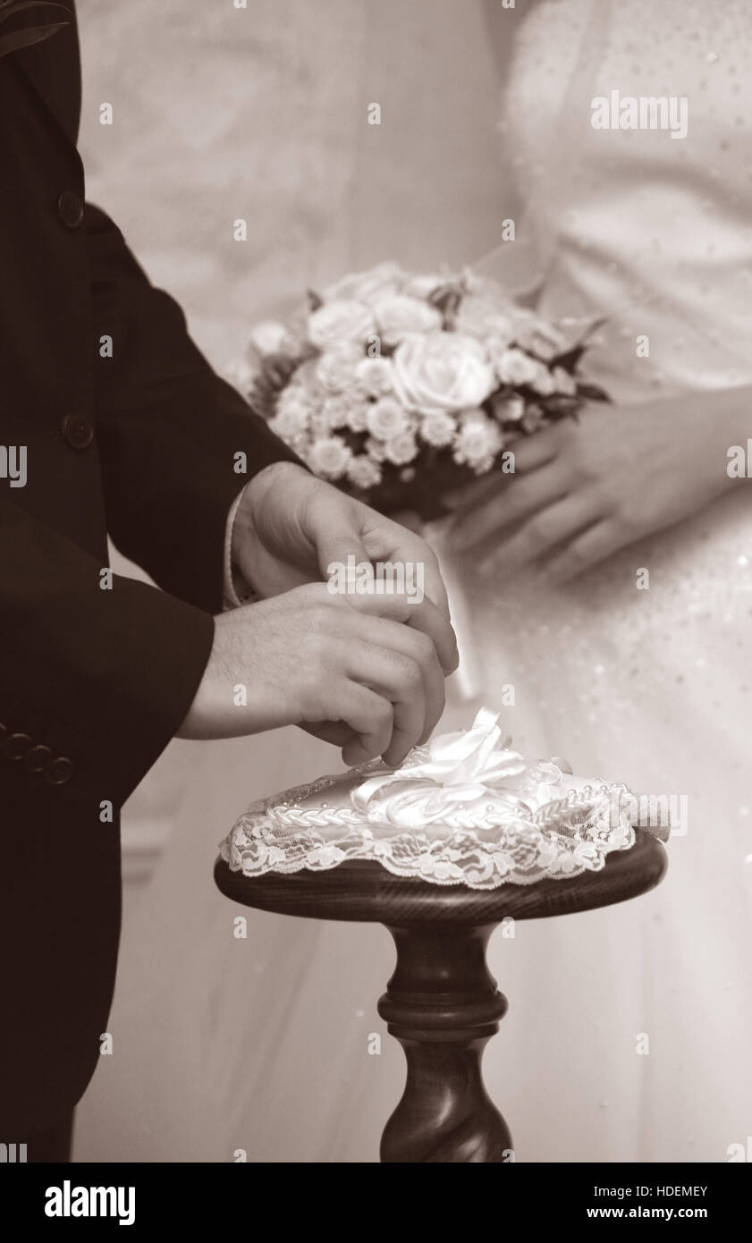 Hands of the groom and the bride during wedding ceremony Stock Photo ...