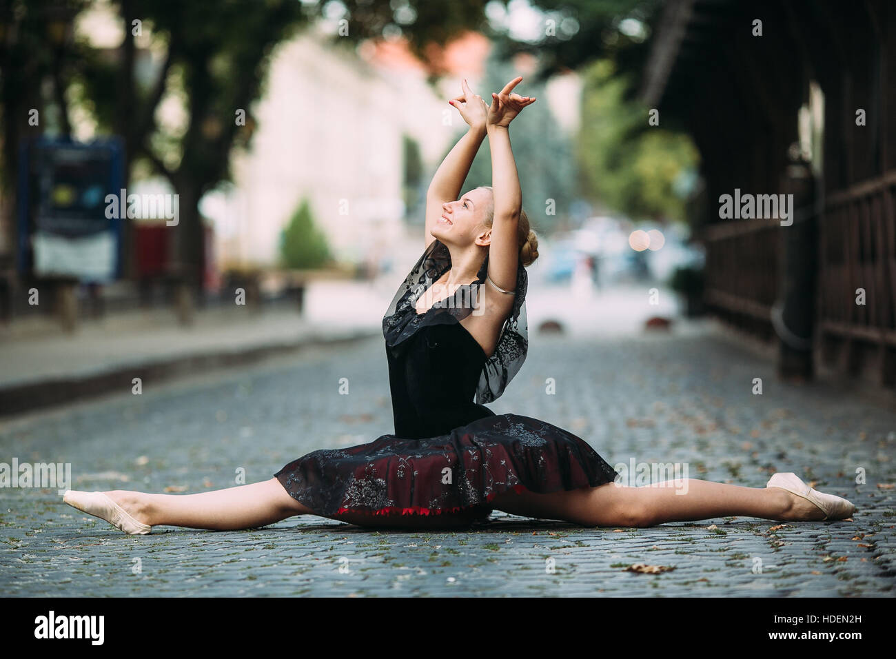Ballerina doing the splits Stock Photo - Alamy