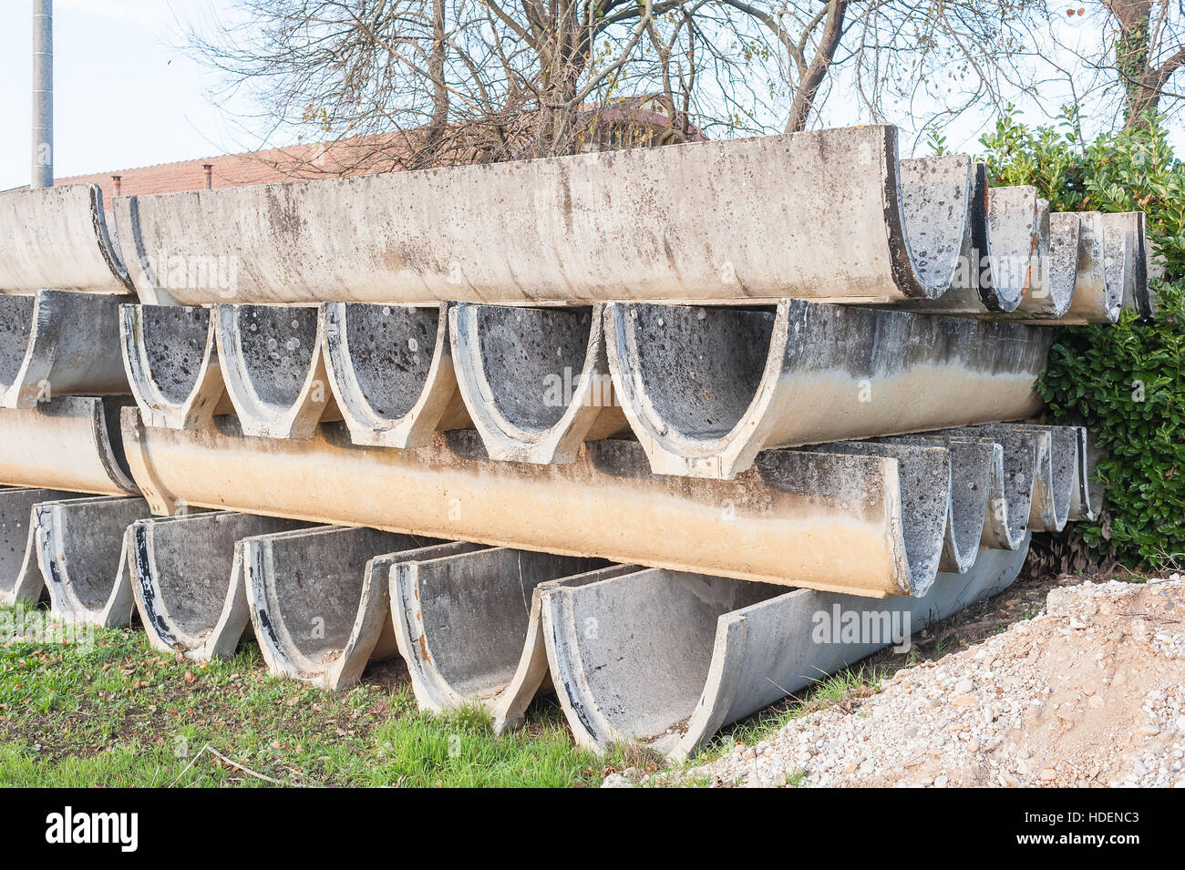 Precast concrete elements for the construction of irrigation channels ...