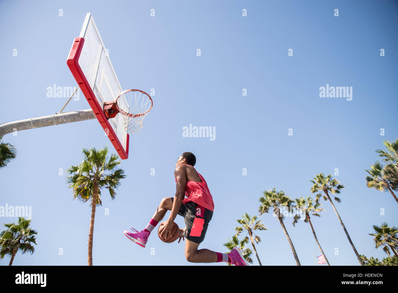 Men playing basketball venice beach hi-res stock photography and images ...
