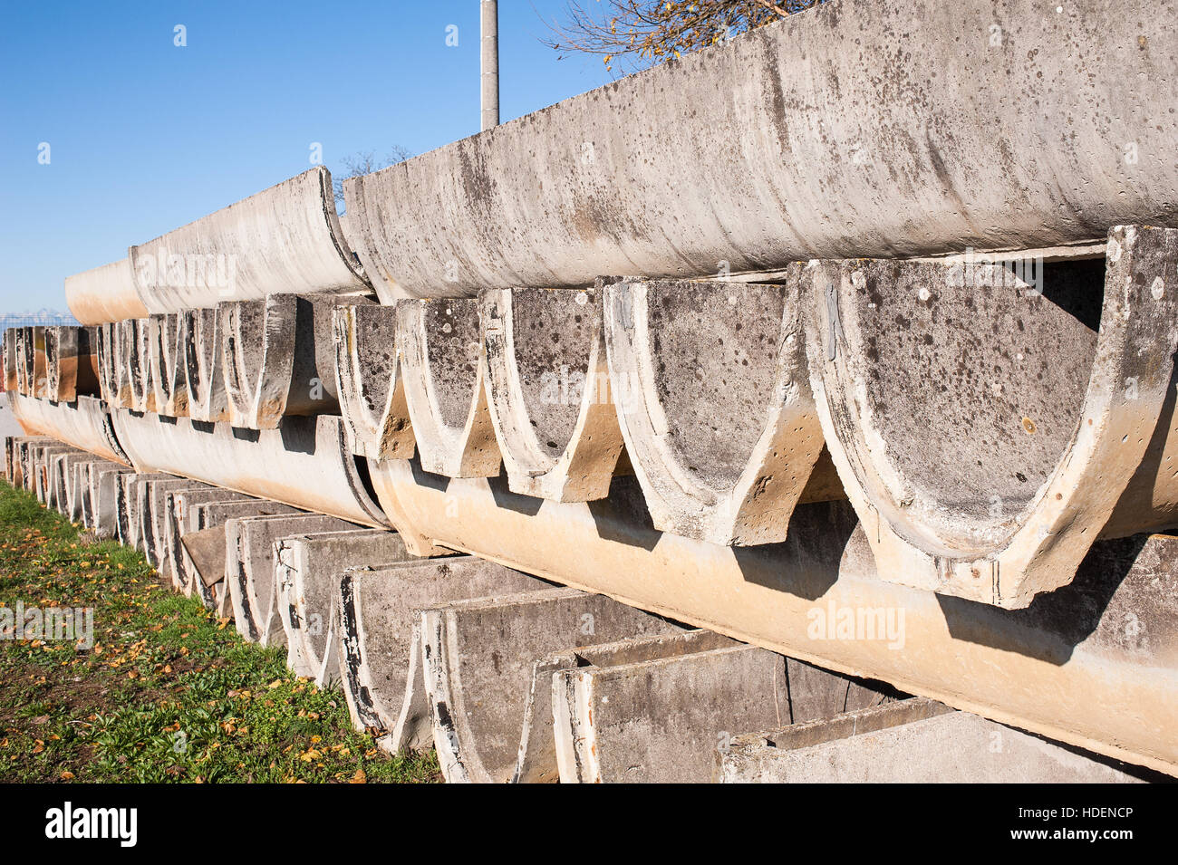 Precast concrete elements for the construction of irrigation channels ...