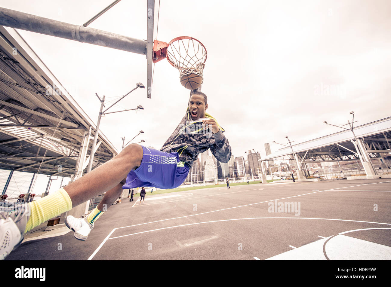 Silhouette man slam dunking basketball hi-res stock photography and ...