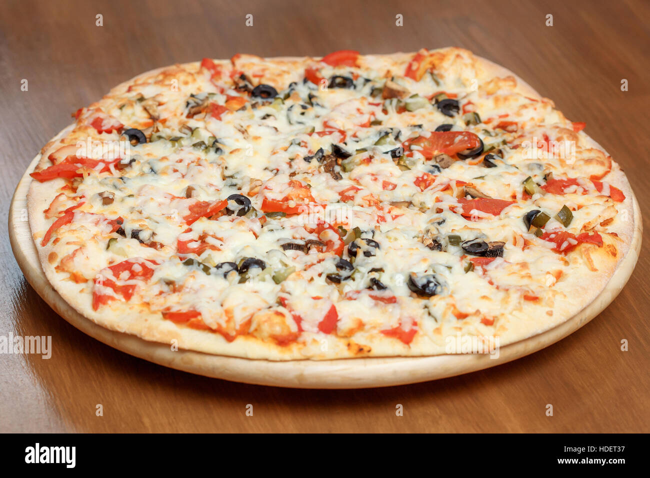 Traditional round pizza hi-res stock photography and images - Alamy