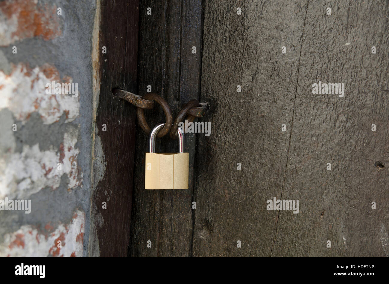 Padlock on an old door Stock Photo - Alamy