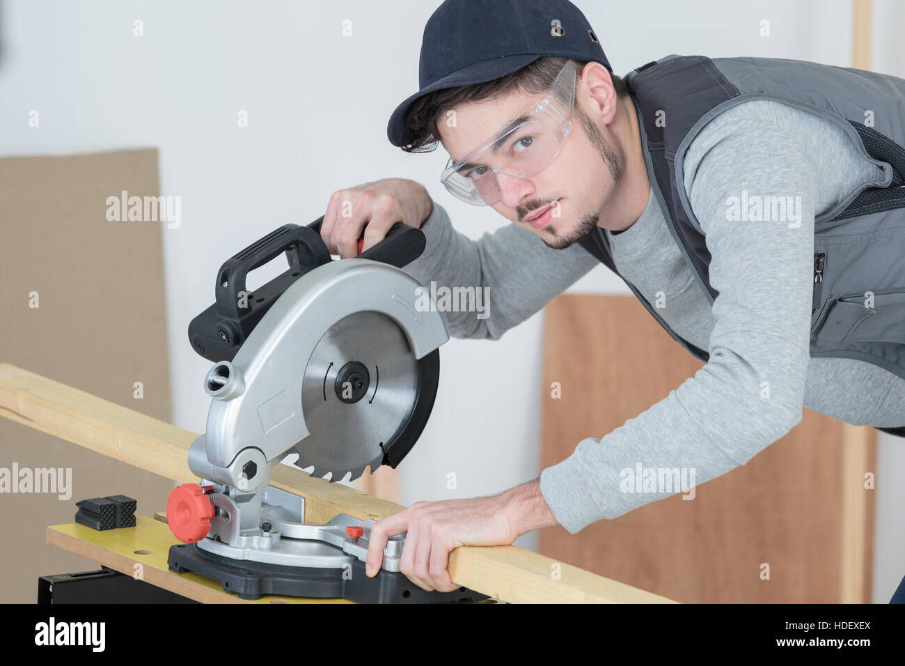 Young man using circular saw Stock Photo - Alamy