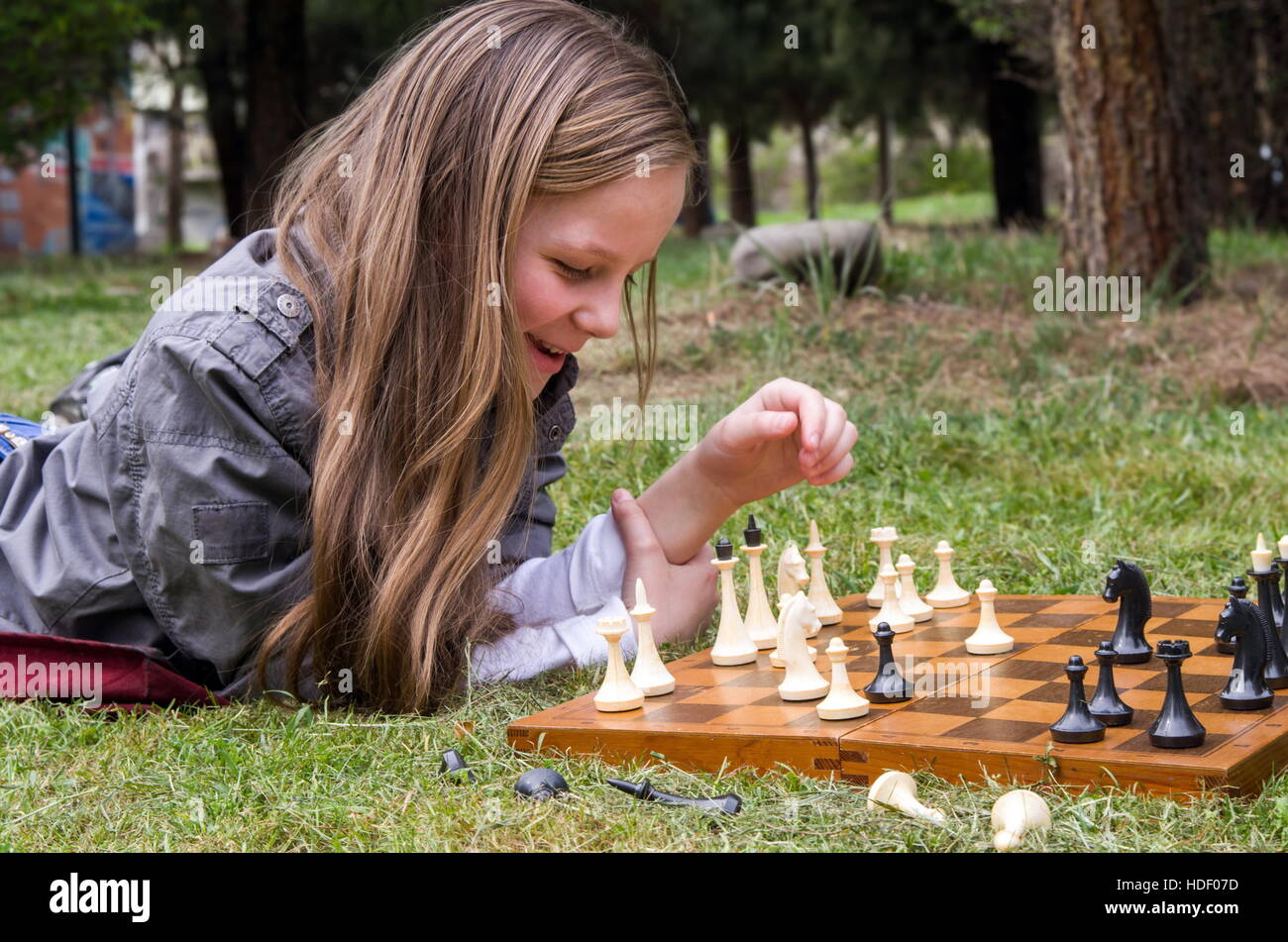 pretty girl playing chess in the park Stock Photo - Alamy