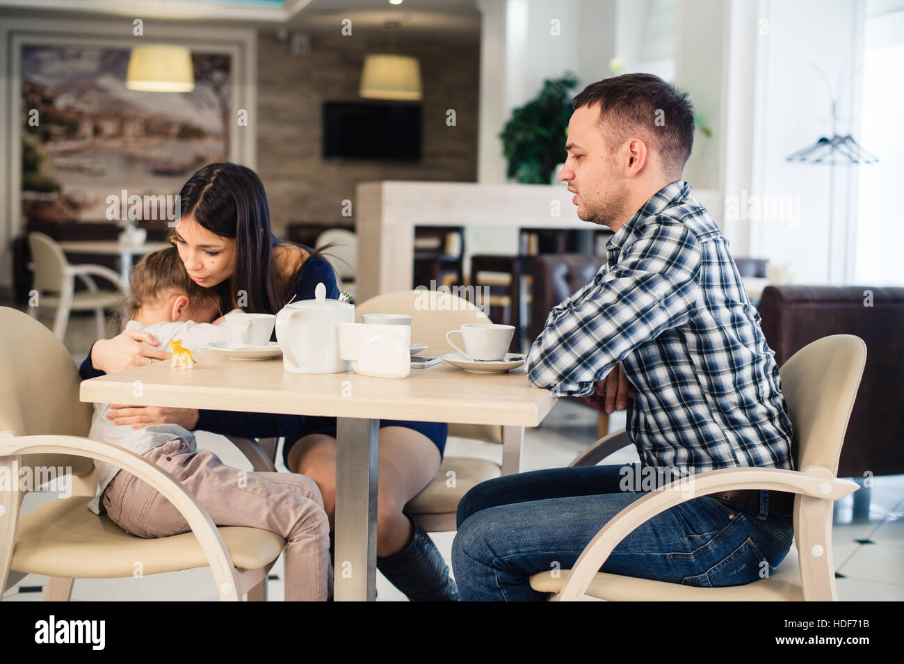 mother gives solace to crying daughter at restaurant and angry father ...