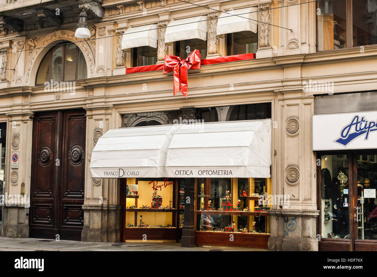 Fiocco rosso hi-res stock photography and images - Alamy