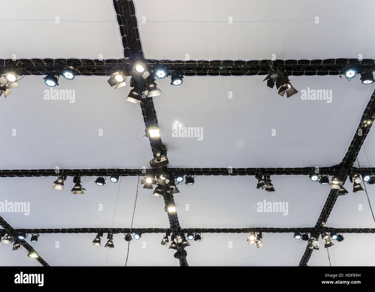 Modern lighting system on the canvas frame of the exhibition hall Stock ...