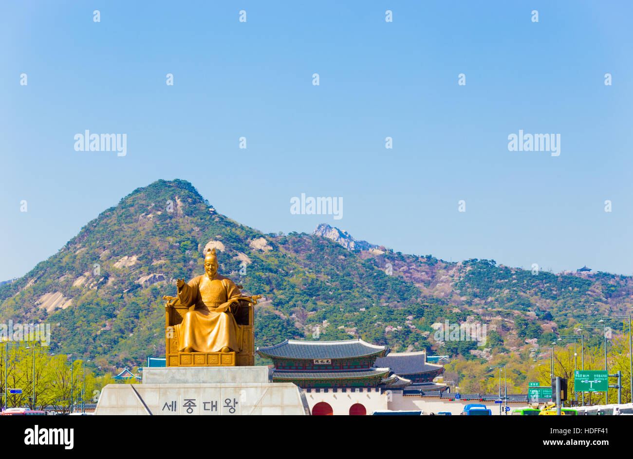 Bugaksan mountain in background behind Gyeongbokgung Palace entrance ...