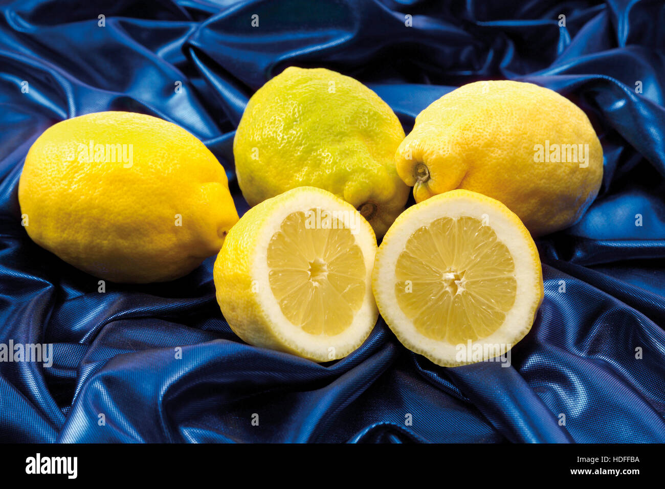 Freshly sliced lemons hi-res stock photography and images - Alamy
