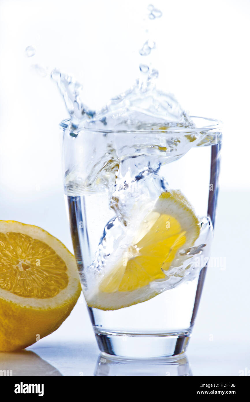 Lemon dropping into water hi-res stock photography and images - Alamy