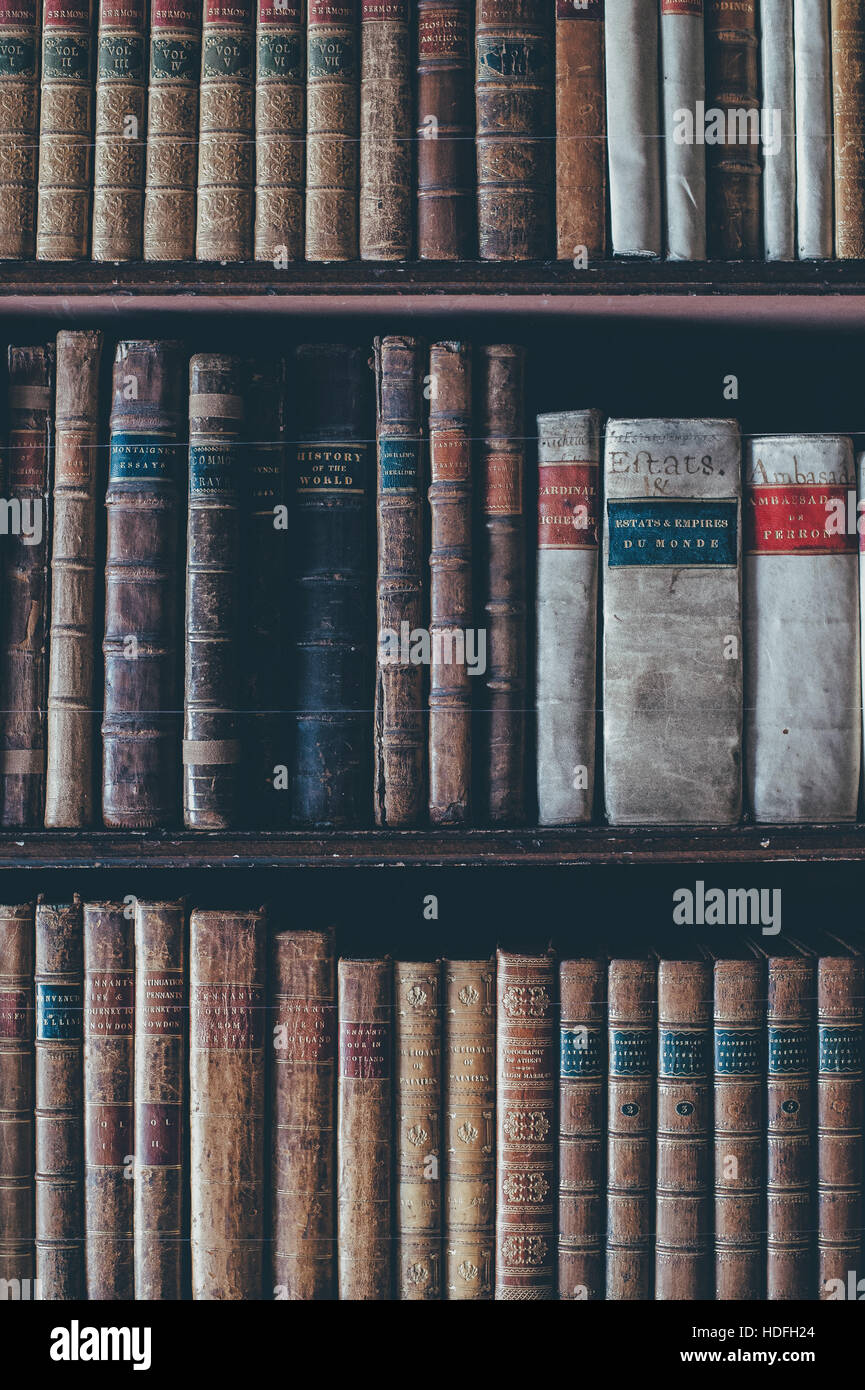 Bookcase old books hi-res stock photography and images - Alamy