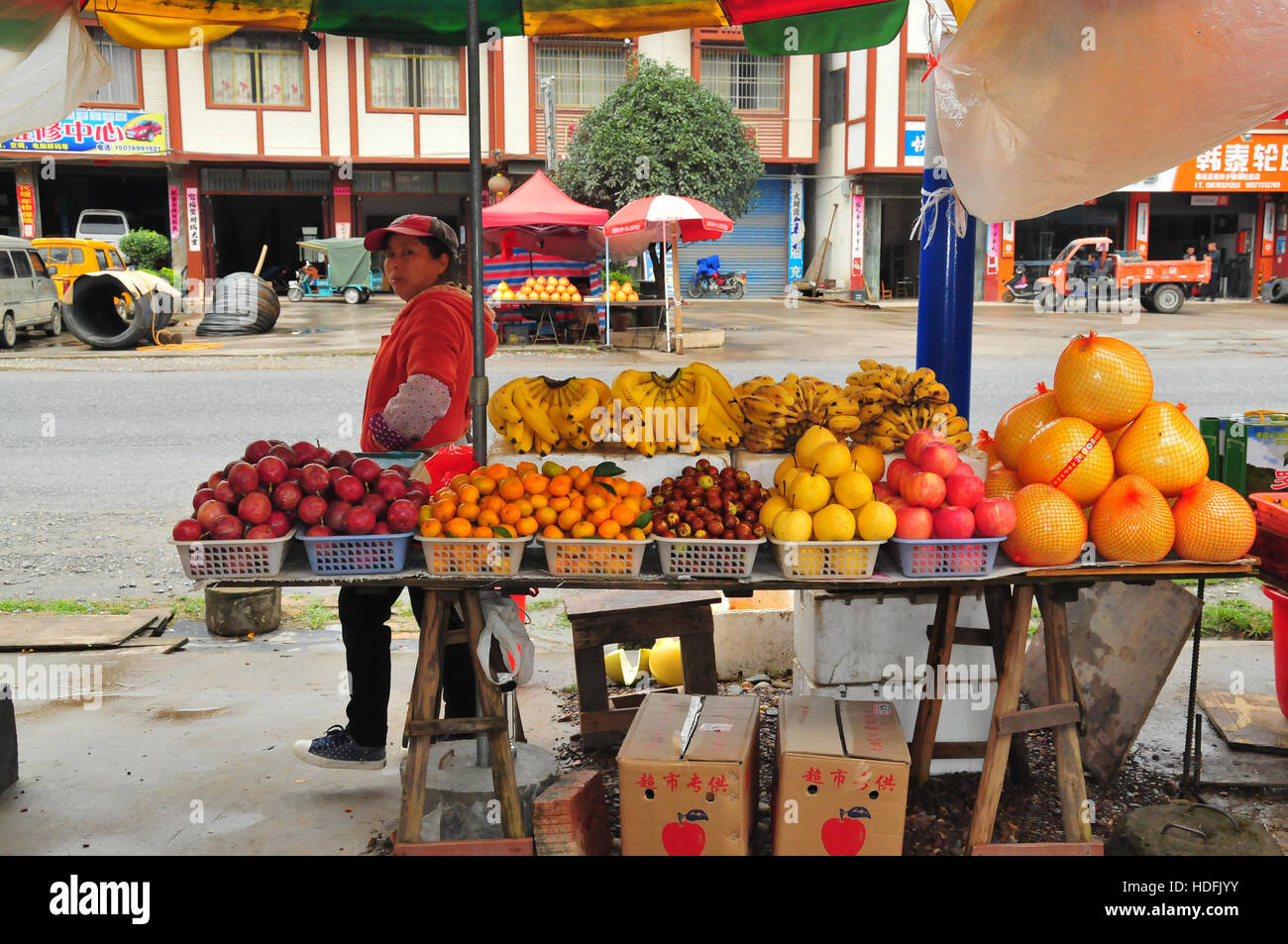 Roadside fruit stands hi-res stock photography and images - Alamy