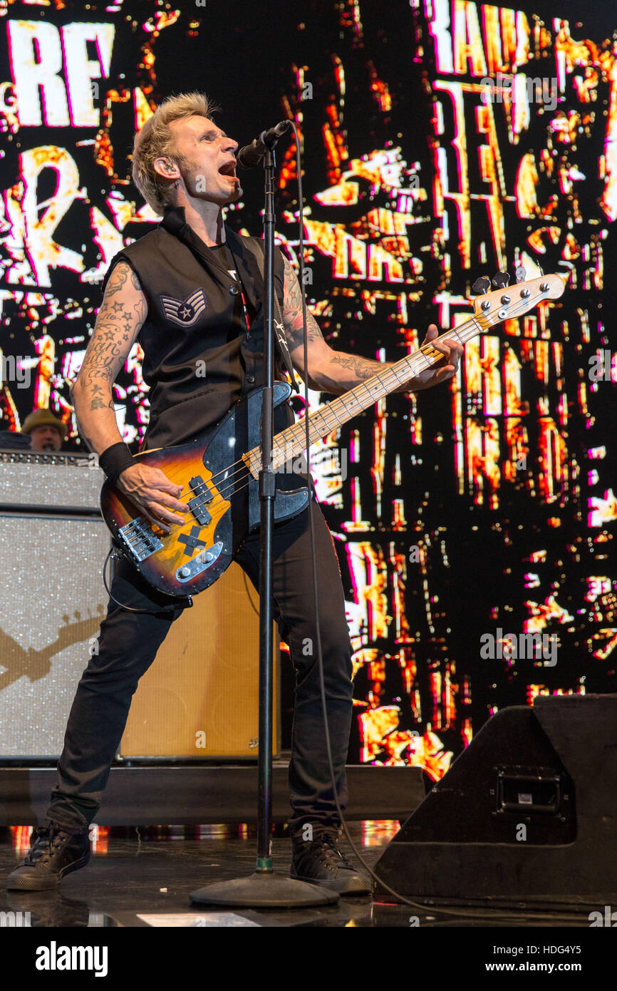 Inglewood, California, USA. 11th Dec, 2016. MIKE DIRNT of Green Day ...