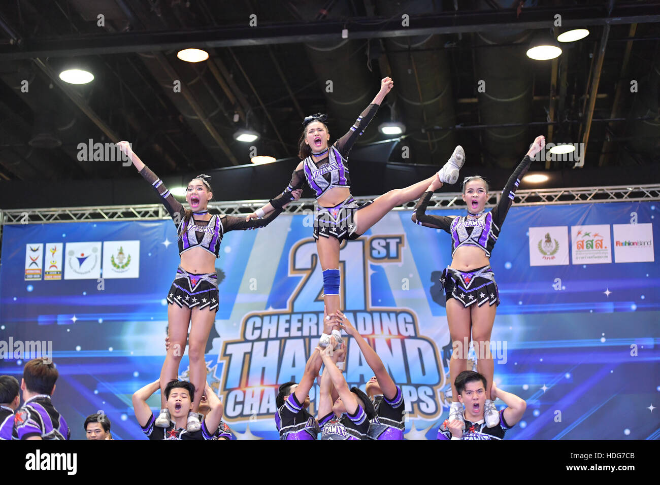 Cheerleader in action pom poms hi-res stock photography and images - Alamy