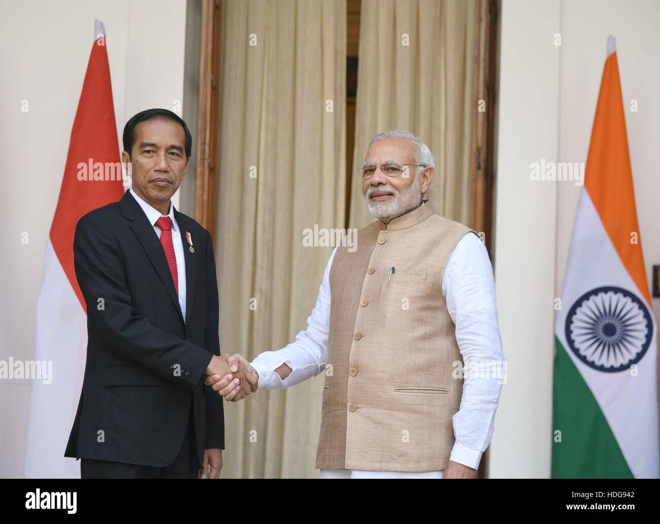 Handshake india hi-res stock photography and images - Alamy