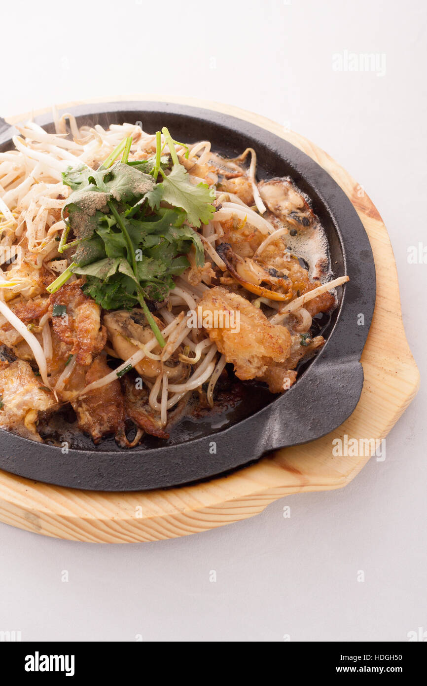 Thai food mussel sizzling in hot plate Stock Photo - Alamy