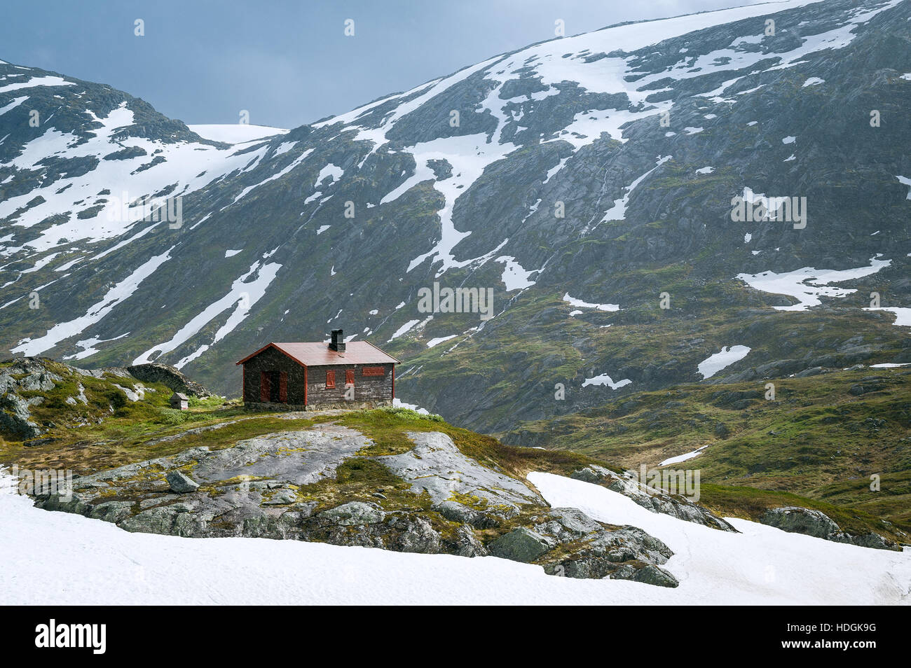 Hillside house and slope hi-res stock photography and images - Alamy