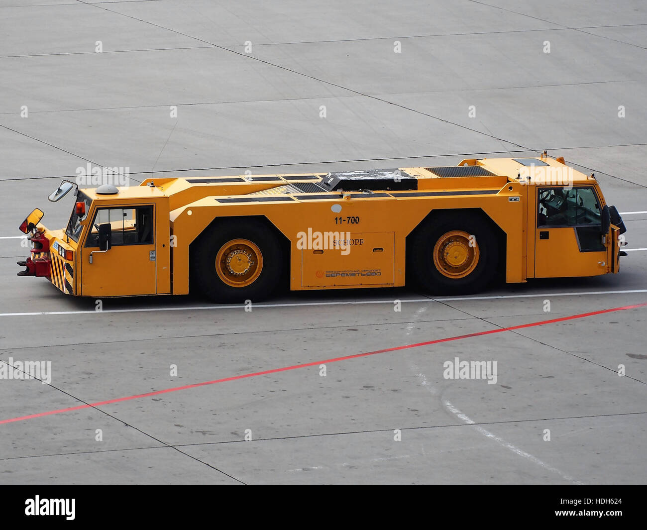 Pushback vehicle hi-res stock photography and images - Alamy