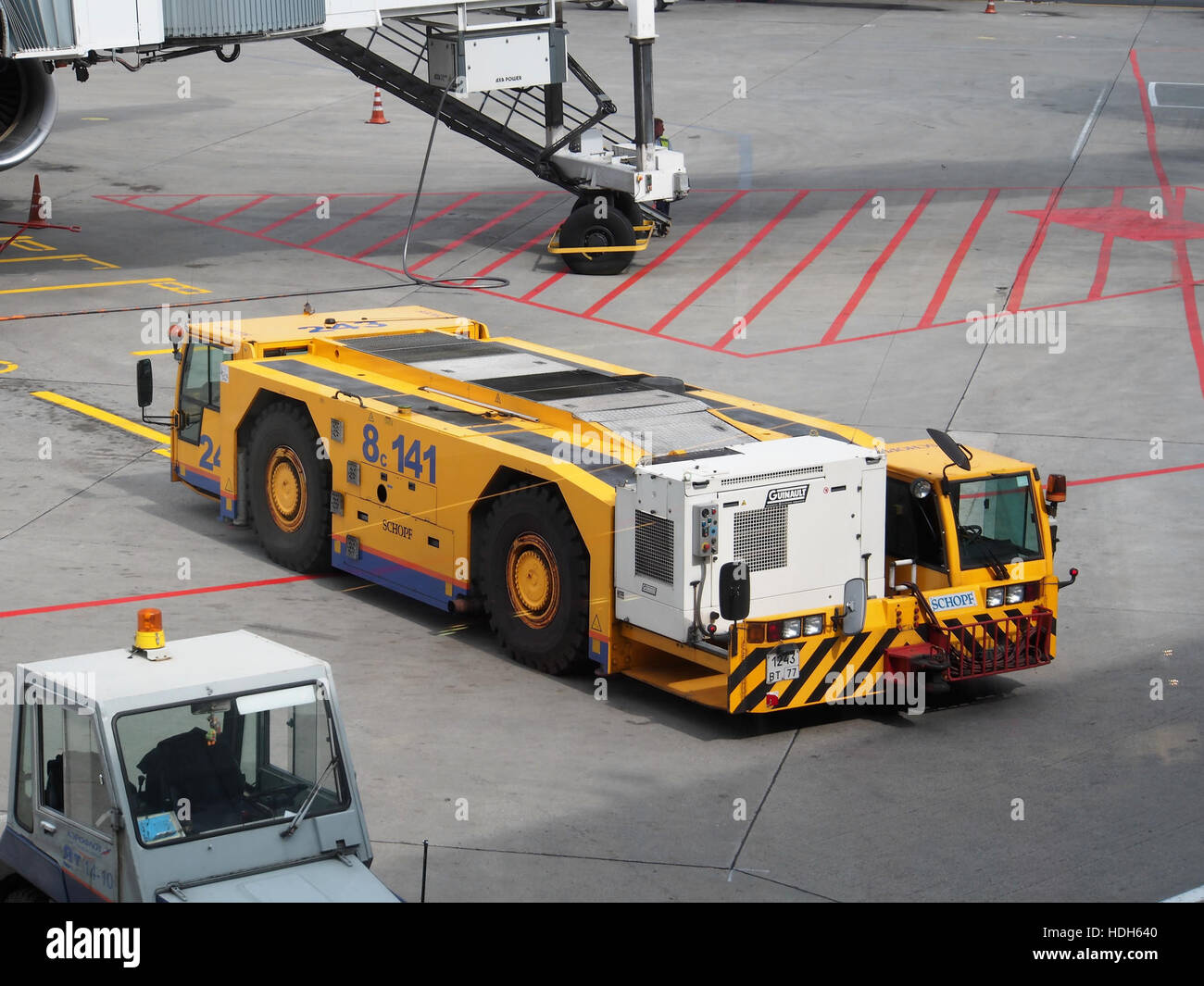 Schopf pushback vehicle at Sheremetyevo International Airport pic2 ...