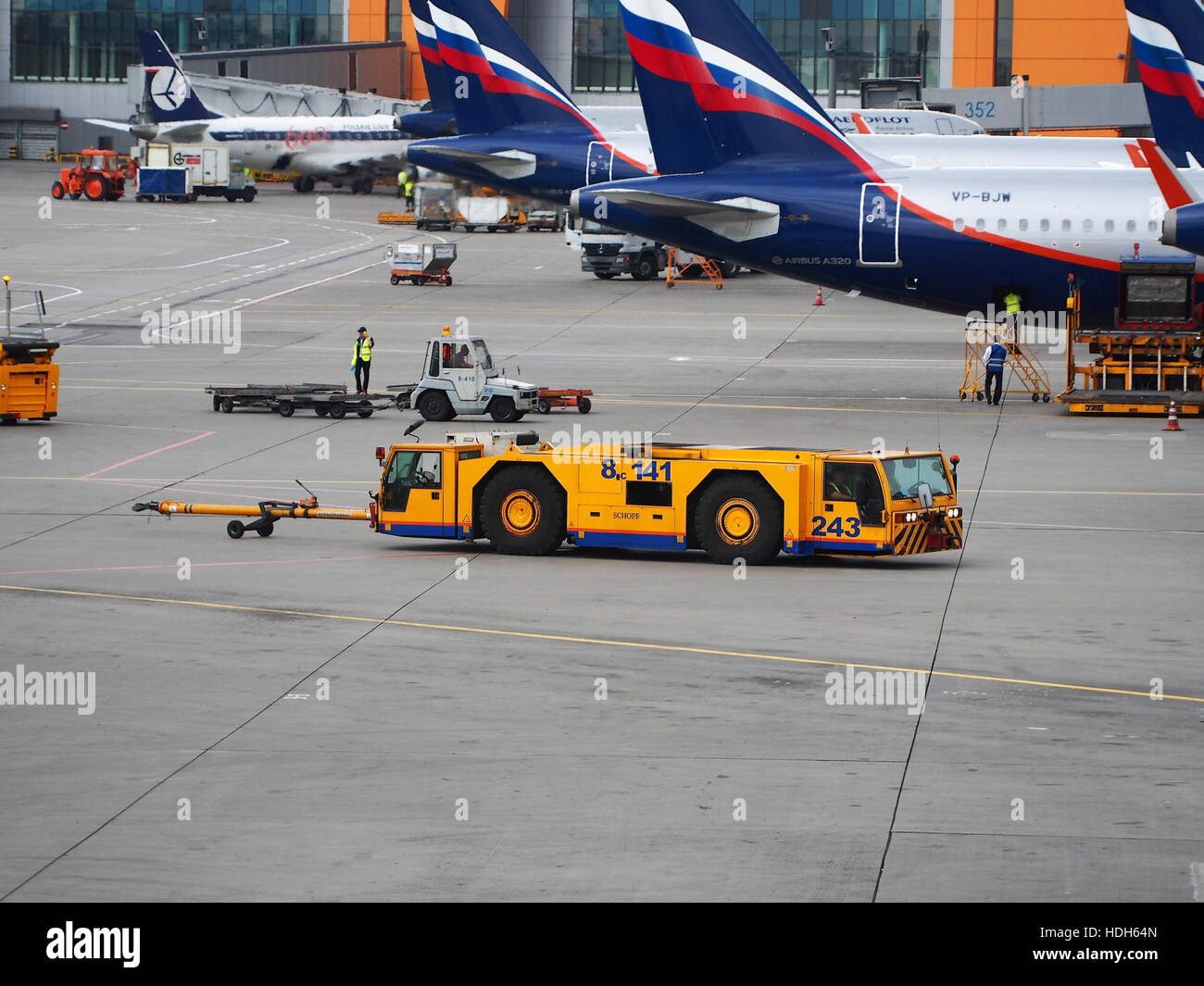 Schopf pushback vehicle at Sheremetyevo International Airport pic4 ...