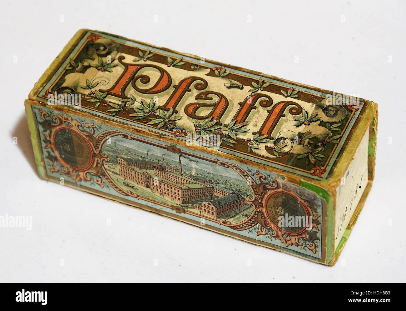 The image depicts a 'Pfaff doosje' (a small box or container) created ...
