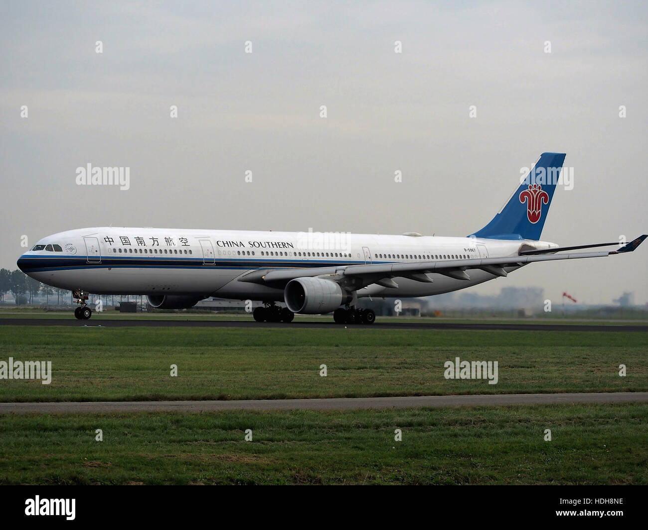 Aircraft at an airport hi-res stock photography and images - Alamy
