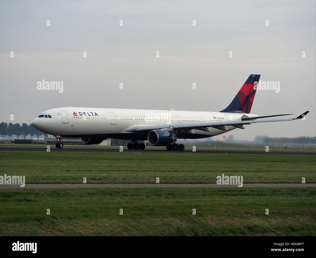 N815NW is a Delta Air Lines Boeing 757-200 aircraft seen flying over ...