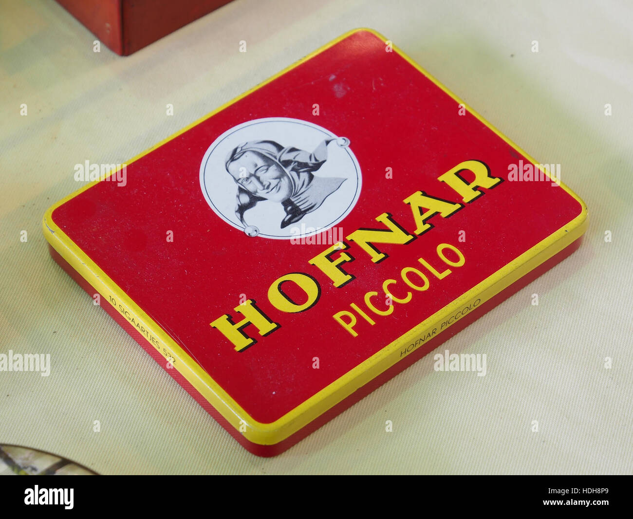 Hofnar Piccolo sigaren blikje Stock Photo - Alamy