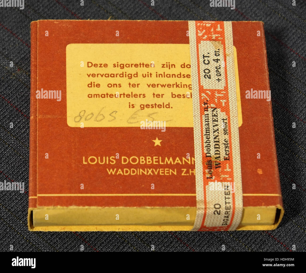 Cigarettes cigarette advertising hi-res stock photography and images ...