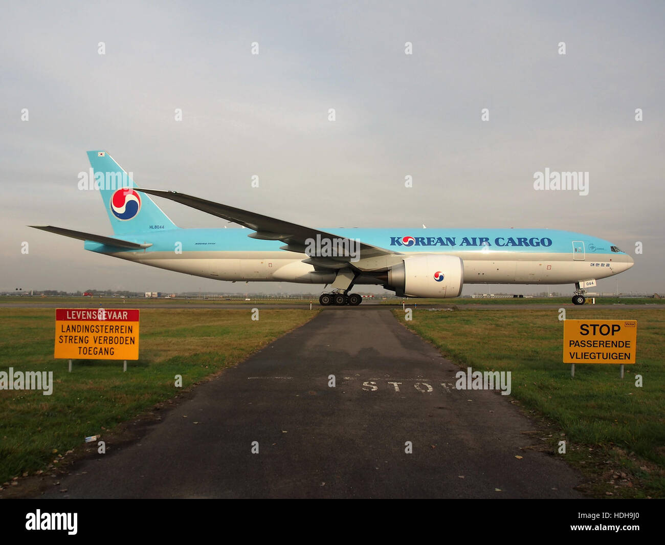 Aircraft maneuvering hi-res stock photography and images - Alamy