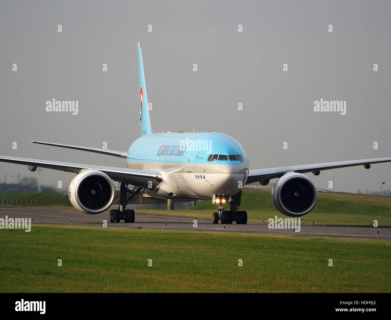 Runway 18r hi-res stock photography and images - Alamy