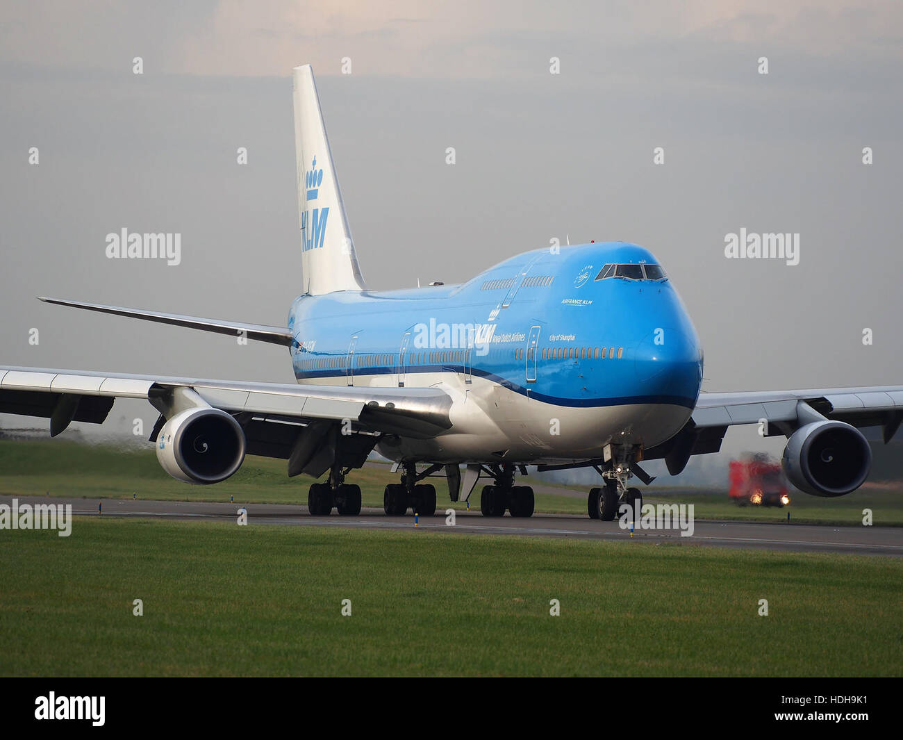 Klm airplane after landing hi-res stock photography and images - Alamy