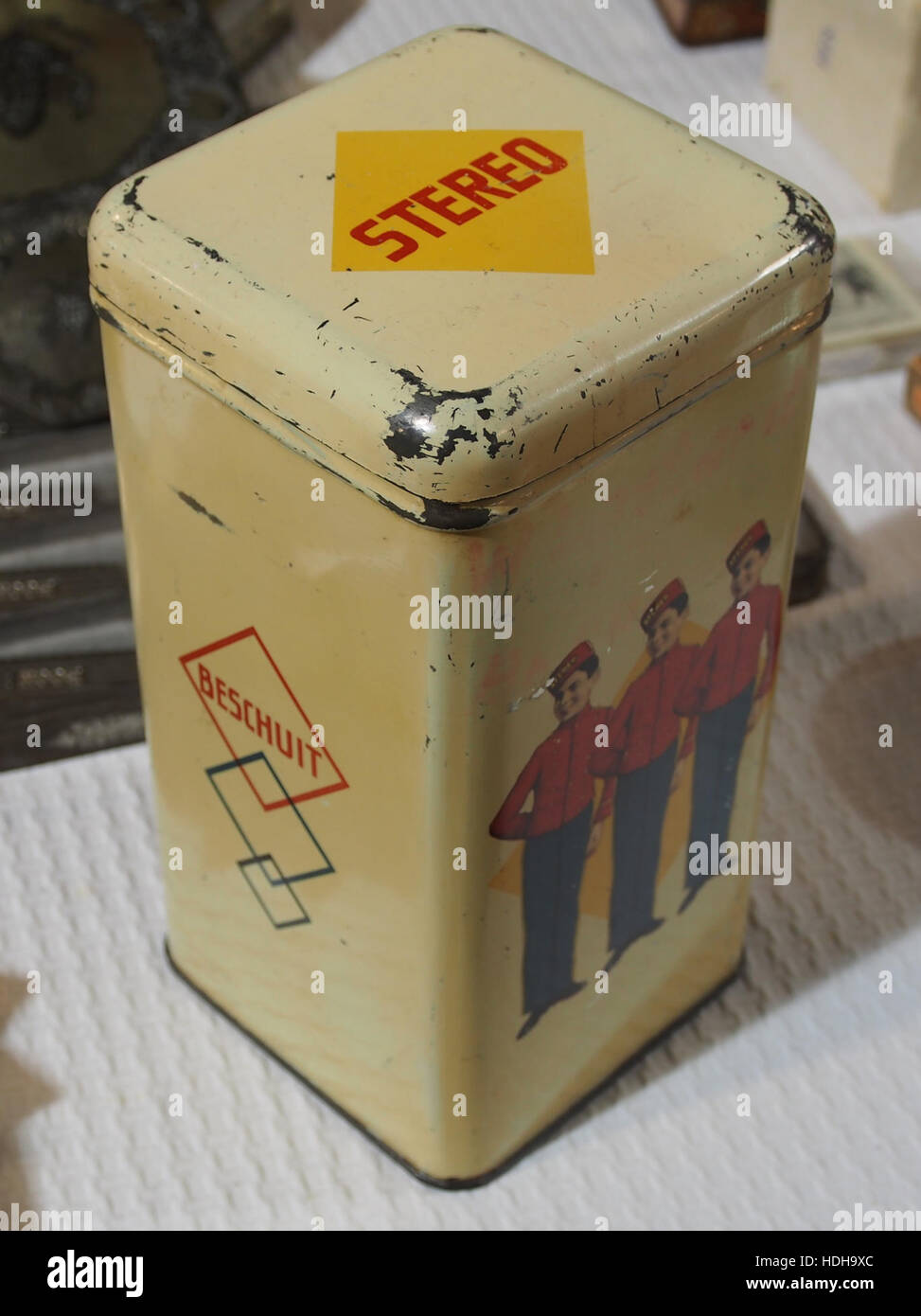 This image showcases a stereo beschuitbus, a vintage object used for ...