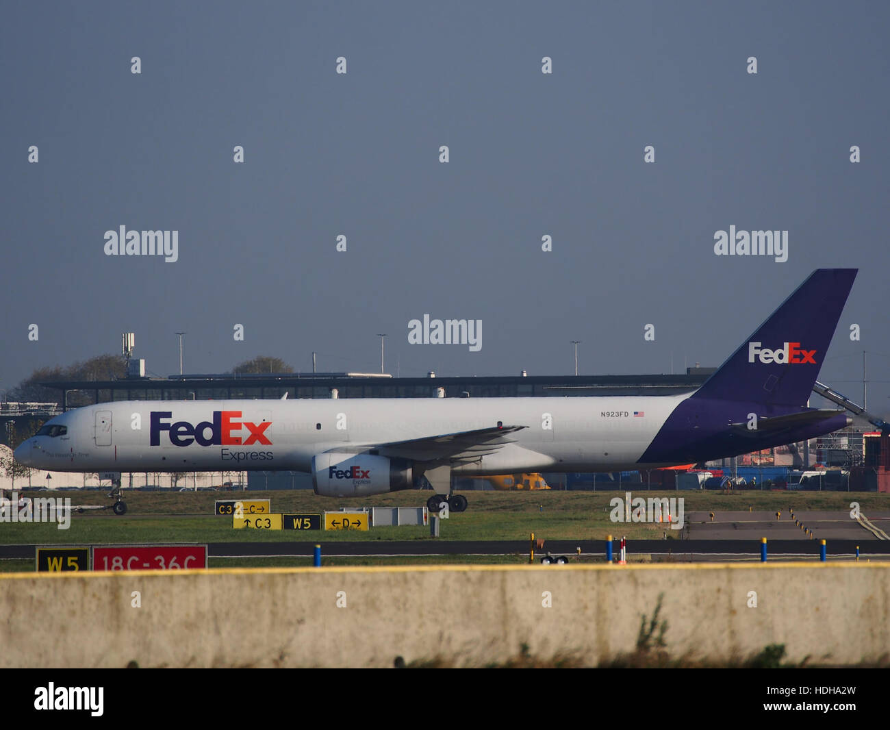 Fedex 757 flying hi-res stock photography and images - Alamy