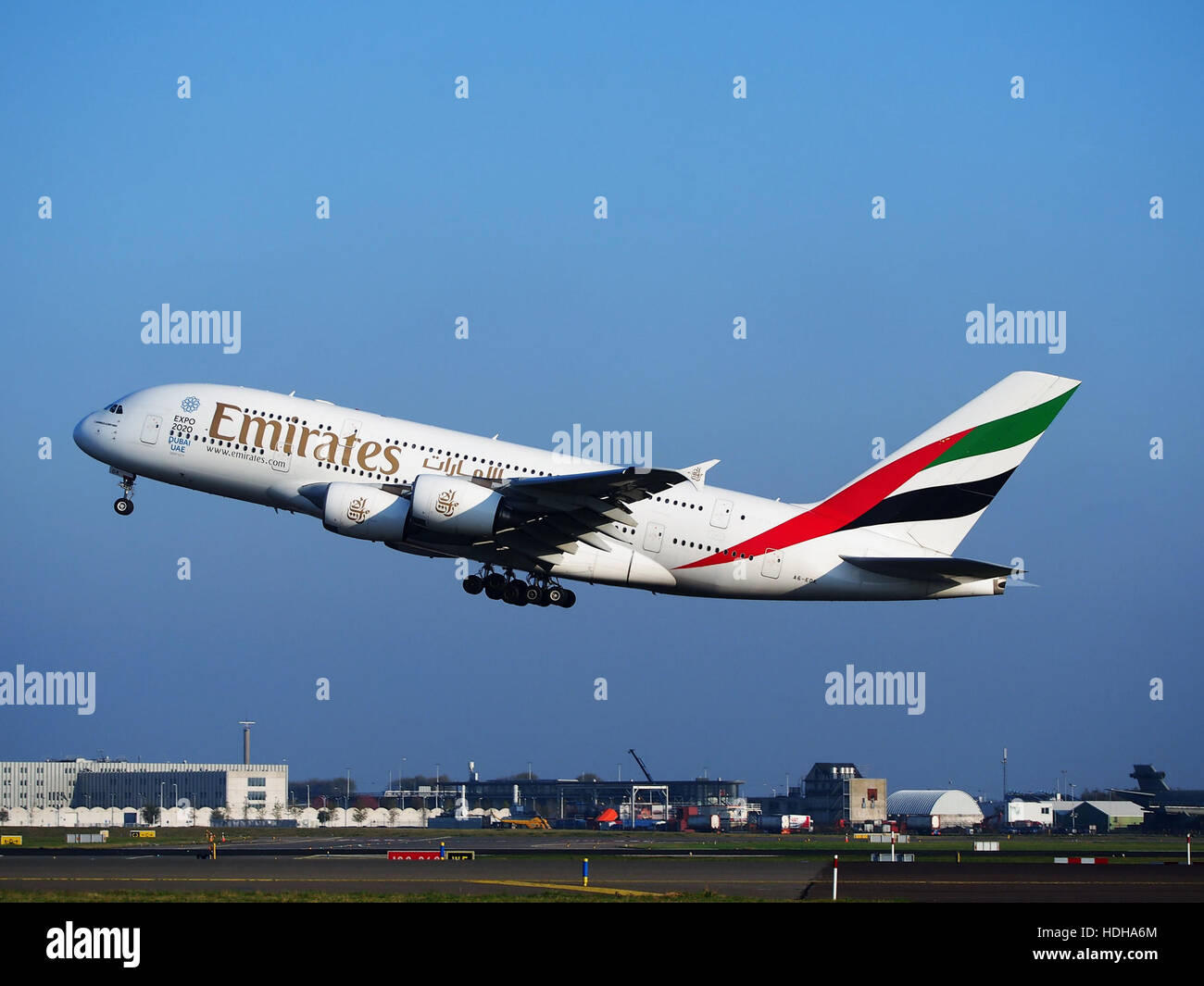 Emirates a380 off hi-res stock photography and images - Alamy