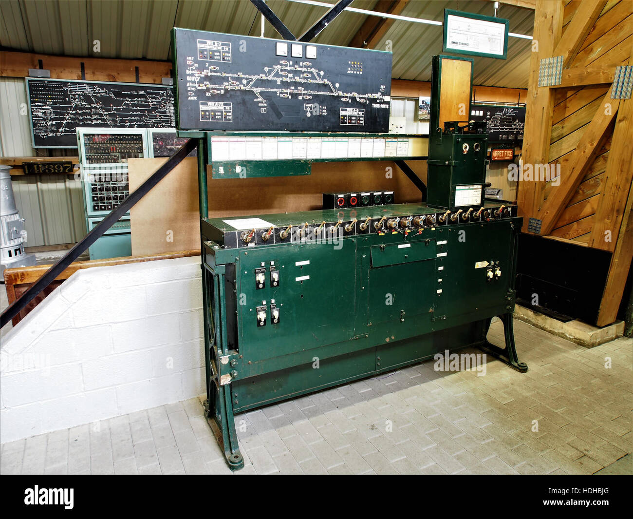 The *Oud controlecentrum in het Mus* refers to an old control center ...