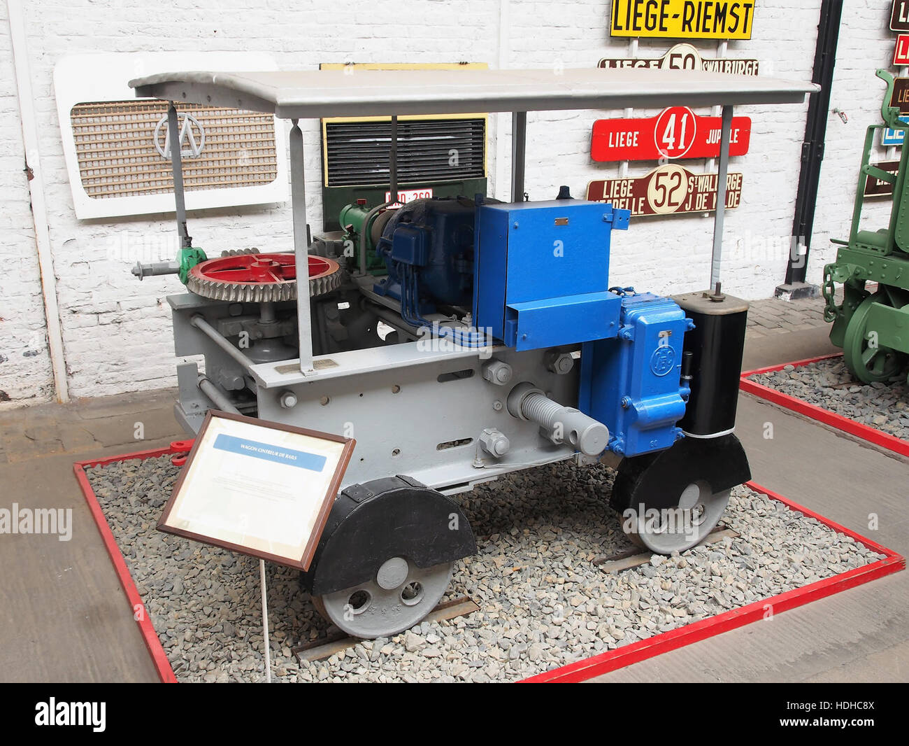 This image depicts a 'Wagon Cintreur de Rails,' a railway track ...