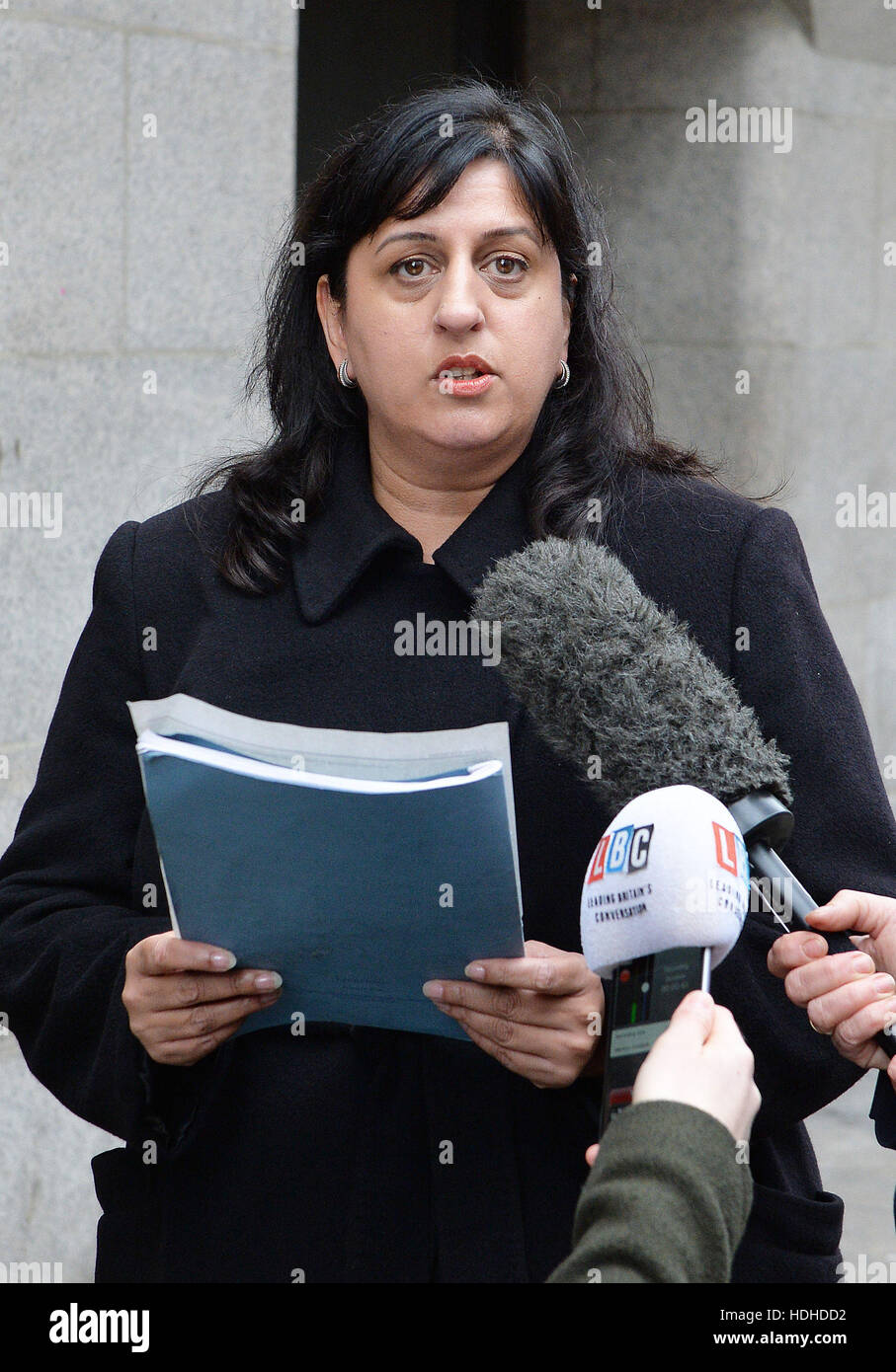 Reads a statement outside the old bailey hi-res stock photography and ...