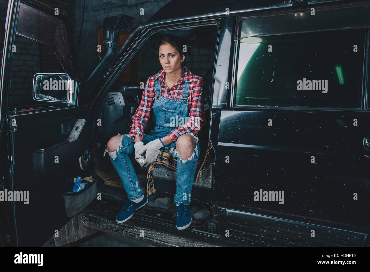 Portrait female auto mechanic sitting hi-res stock photography and ...